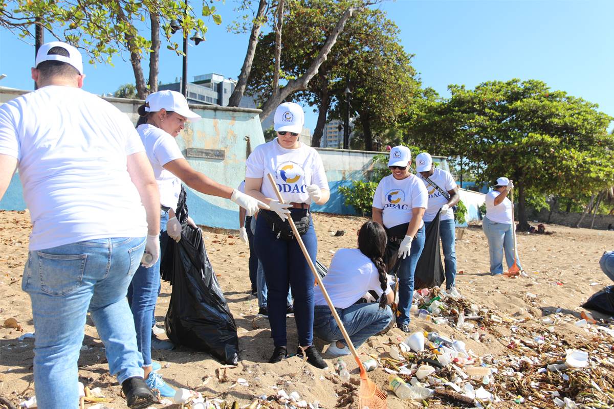 ODAC recoge más de mil libras de basura en playa Güibia - Alcarrizos News
